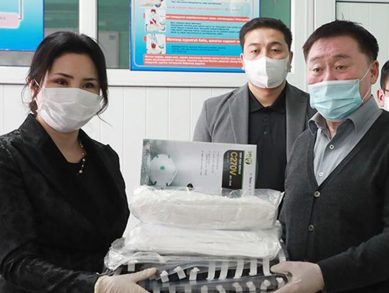ЭЕРЭГ Түргэн тусламжийн төвд амны хаалт хамгааллын хувцас гардууллаа